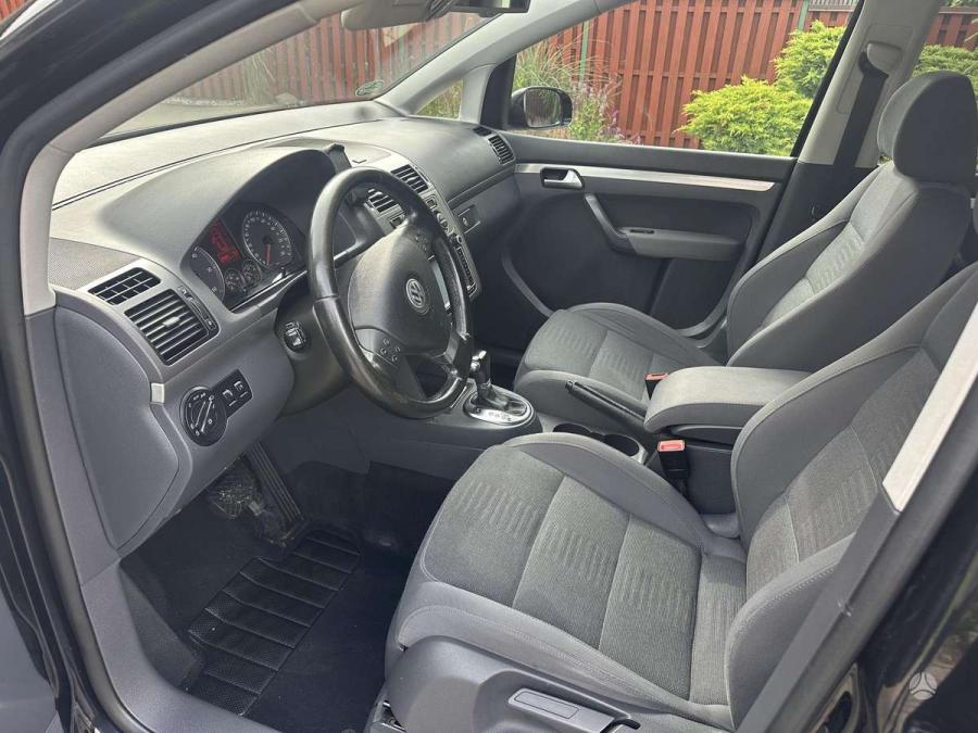 Melns Volkswagen Touran 2008 Marijampole, ar dzinēja tilpumu 1.97 L un nobraukumu 232 tūkst. km par 4900 €, foto 13 vietnē AUTOMOTO.COM.LV