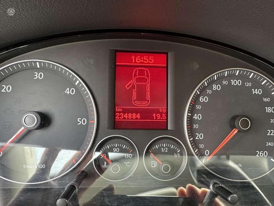 Melns Volkswagen Touran 2008 Marijampole, ar dzinēja tilpumu 1.97 L un nobraukumu 232 tūkst. km par 4900 €, foto 14 vietnē AUTOMOTO.COM.LV