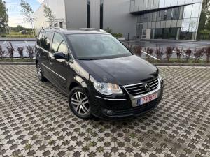 Melns Volkswagen Touran 2008 Kauņa, ar dzinēja tilpumu 2.00 L un nobraukumu 296 tūkst. km par 3290 €, foto  vietnē AUTOMOTO.COM.LV