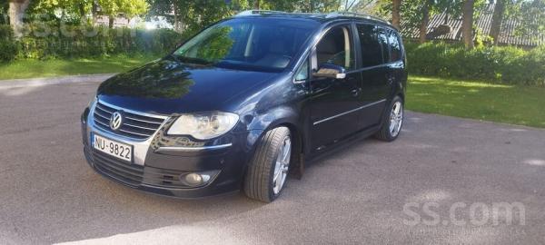 Melns Volkswagen Touran 2008 Daugavpils, ar dzinēja tilpumu 2.00 L un nobraukumu 0 tūkst. km par 3800 €, foto 2 vietnē AUTOMOTO.COM.LV