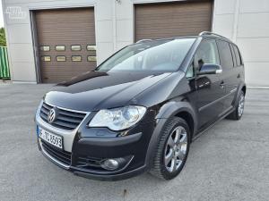 Melns Volkswagen Touran 2008 Mažeikiai, ar dzinēja tilpumu 2.00 L un nobraukumu 295 tūkst. km par 4350 €, foto  vietnē AUTOMOTO.COM.LV
