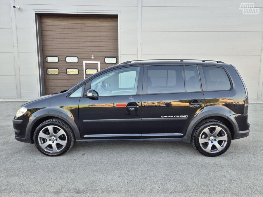 Melns Volkswagen Touran 2008 Mažeikiai, ar dzinēja tilpumu 2.00 L un nobraukumu 295 tūkst. km par 4350 €, foto 3 vietnē AUTOMOTO.COM.LV