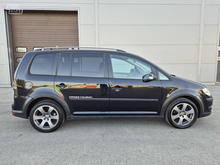 Melns Volkswagen Touran 2008 Mažeikiai, ar dzinēja tilpumu 2.00 L un nobraukumu 295 tūkst. km par 4350 €, foto 6 vietnē AUTOMOTO.COM.LV