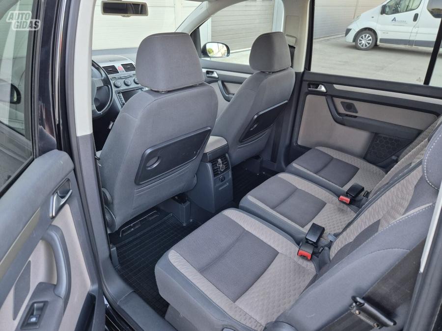 Melns Volkswagen Touran 2008 Mažeikiai, ar dzinēja tilpumu 2.00 L un nobraukumu 295 tūkst. km par 4350 €, foto 9 vietnē AUTOMOTO.COM.LV