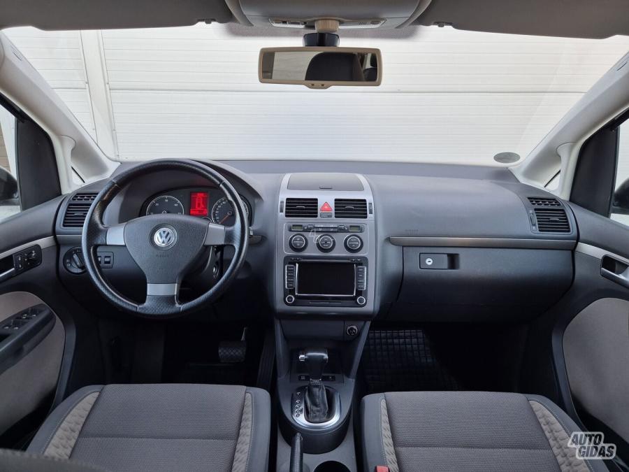 Melns Volkswagen Touran 2008 Mažeikiai, ar dzinēja tilpumu 2.00 L un nobraukumu 295 tūkst. km par 4350 €, foto 10 vietnē AUTOMOTO.COM.LV