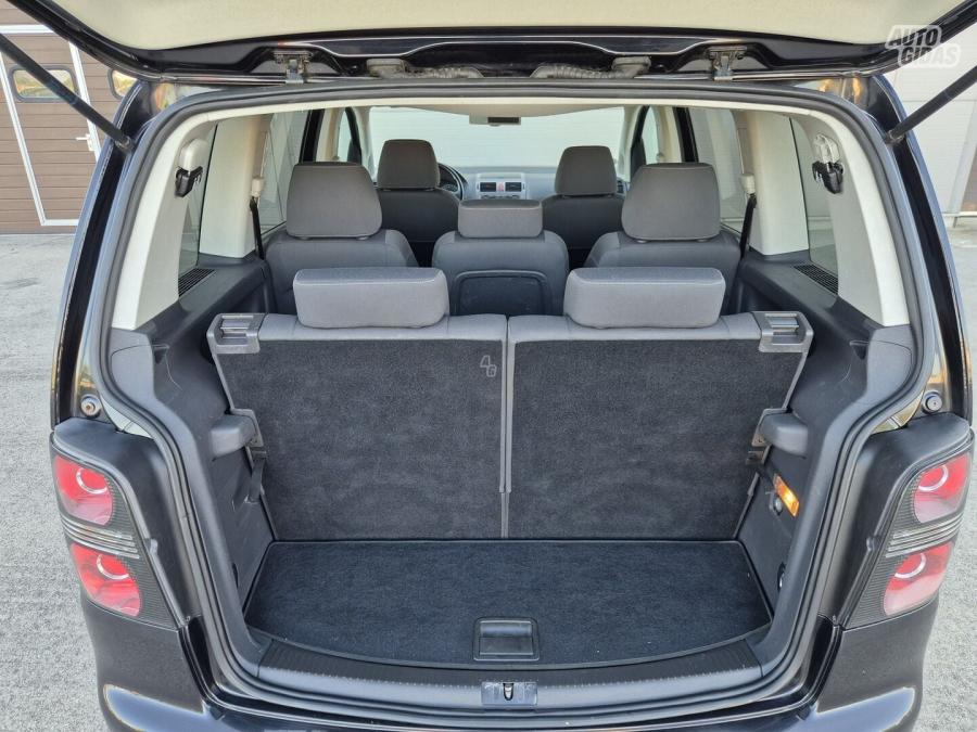 Melns Volkswagen Touran 2008 Mažeikiai, ar dzinēja tilpumu 2.00 L un nobraukumu 295 tūkst. km par 4350 €, foto 15 vietnē AUTOMOTO.COM.LV