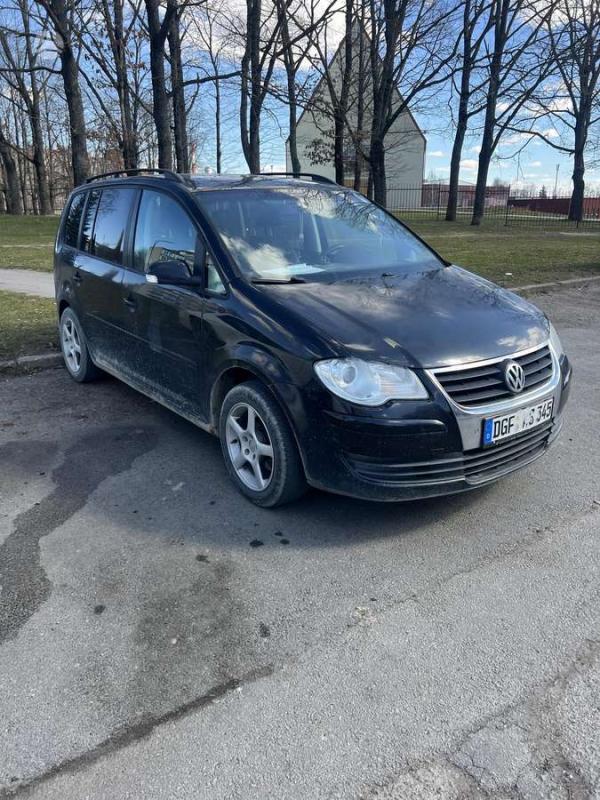 Black Volkswagen Touran 2008 in Klaipeda, with an engine capacity of 1.40 L and mileage of 414 thousand km for 1800 €, photo 2 on AUTOMOTO.COM.LV