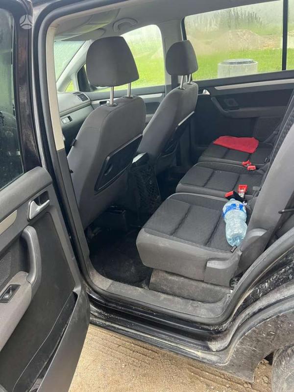 Black Volkswagen Touran 2008 in Klaipeda, with an engine capacity of 1.40 L and mileage of 414 thousand km for 1800 €, photo 6 on AUTOMOTO.COM.LV