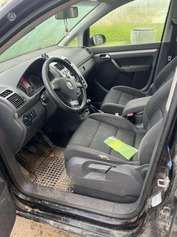 Black Volkswagen Touran 2008 in Klaipeda, with an engine capacity of 1.40 L and mileage of 414 thousand km for 1800 €, photo 7 on AUTOMOTO.COM.LV
