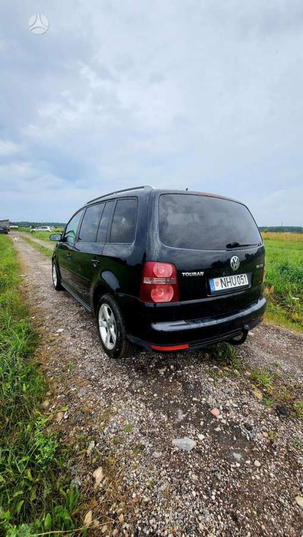 Black Volkswagen Touran 2008 in Palanga, with an engine capacity of 1.97 L and mileage of 378 thousand km for 3250 €, photo 4 on AUTOMOTO.COM.LV
