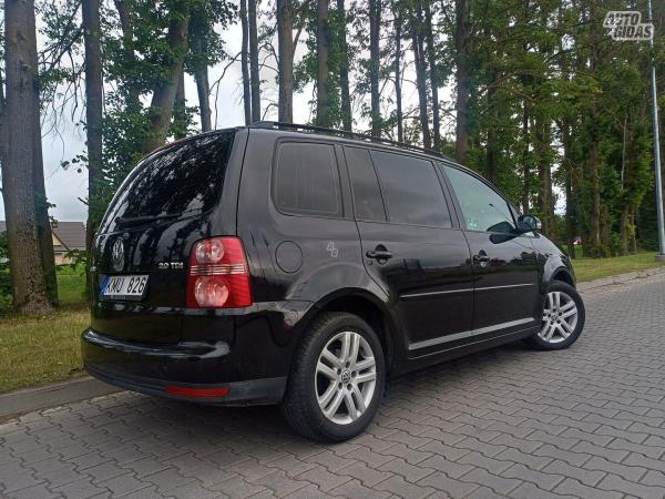 Melns Volkswagen Touran 2008 Kauņa, ar dzinēja tilpumu 2.00 L un nobraukumu 272 tūkst. km par 3250 €, foto 1 vietnē AUTOMOTO.COM.LV