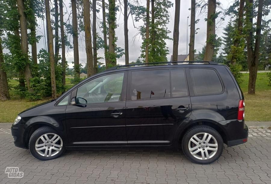 Melns Volkswagen Touran 2008 Kauņa, ar dzinēja tilpumu 2.00 L un nobraukumu 272 tūkst. km par 3250 €, foto 3 vietnē AUTOMOTO.COM.LV