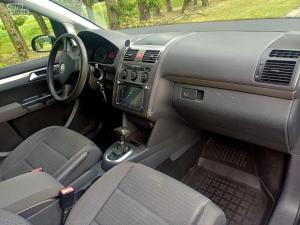 Melns Volkswagen Touran 2008 Kauņa, ar dzinēja tilpumu 2.00 L un nobraukumu 272 tūkst. km par 3250 €, foto 4 vietnē AUTOMOTO.COM.LV