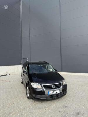 Melns Volkswagen Touran 2008 Šauļi, ar dzinēja tilpumu 1.90 L un nobraukumu 290 tūkst. km par 2450 €, foto 3 vietnē AUTOMOTO.COM.LV