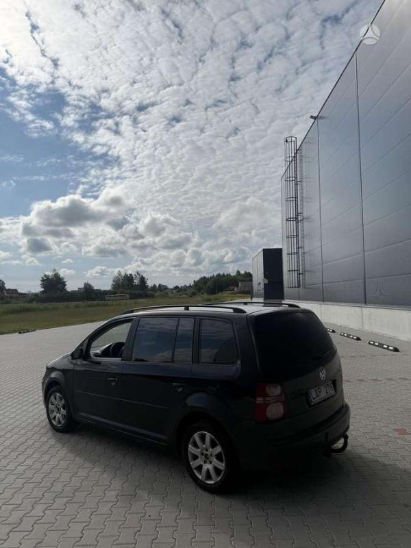 Melns Volkswagen Touran 2008 Šauļi, ar dzinēja tilpumu 1.90 L un nobraukumu 290 tūkst. km par 2450 €, foto 3 vietnē AUTOMOTO.COM.LV
