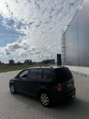 Melns Volkswagen Touran 2008 Šauļi, ar dzinēja tilpumu 1.90 L un nobraukumu 290 tūkst. km par 2450 €, foto 4 vietnē AUTOMOTO.COM.LV