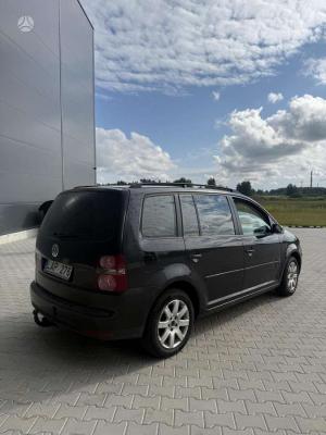 Melns Volkswagen Touran 2008 Šauļi, ar dzinēja tilpumu 1.90 L un nobraukumu 290 tūkst. km par 2450 €, foto 5 vietnē AUTOMOTO.COM.LV