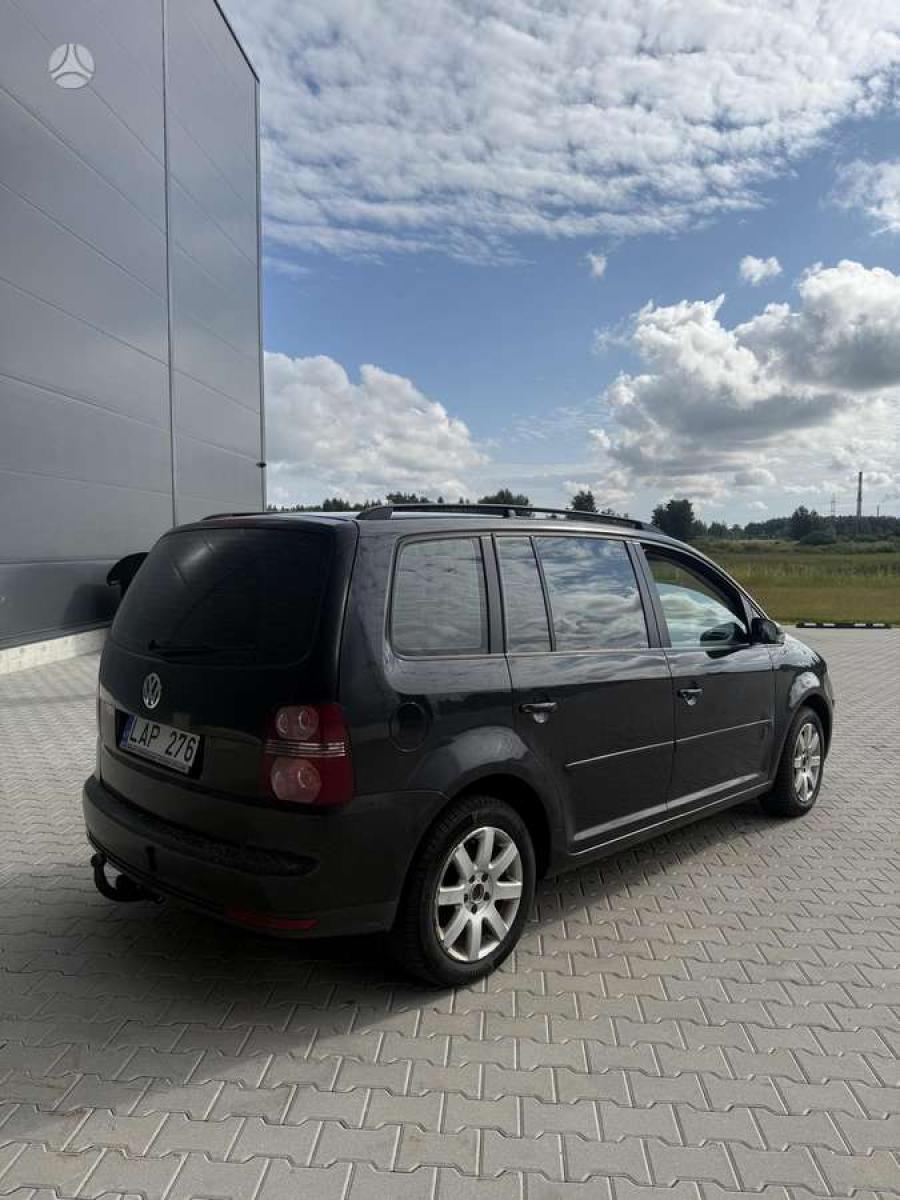 Melns Volkswagen Touran 2008 Šauļi, ar dzinēja tilpumu 1.90 L un nobraukumu 290 tūkst. km par 2450 €, foto 5 vietnē AUTOMOTO.COM.LV