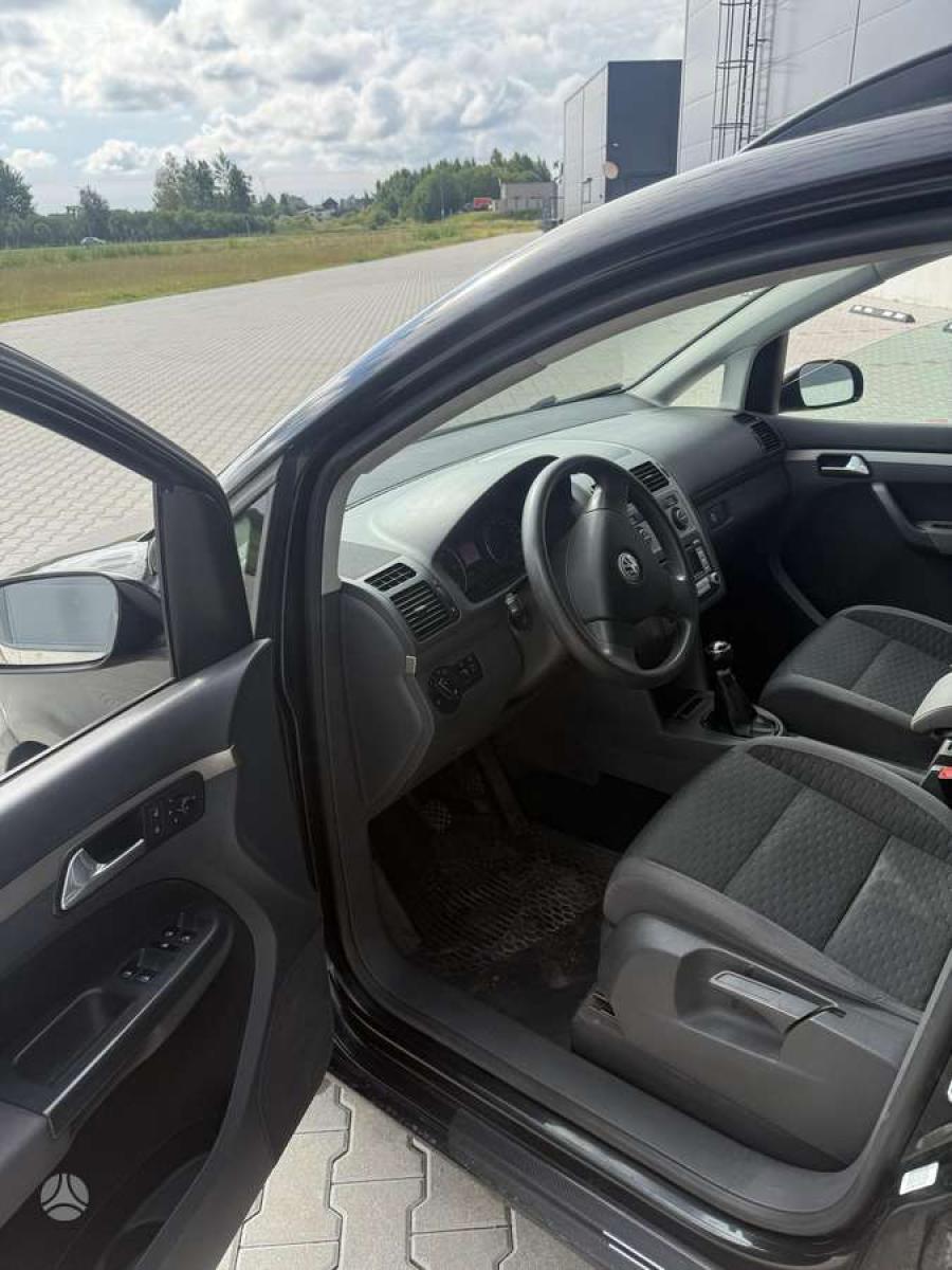 Melns Volkswagen Touran 2008 Šauļi, ar dzinēja tilpumu 1.90 L un nobraukumu 290 tūkst. km par 2450 €, foto 6 vietnē AUTOMOTO.COM.LV