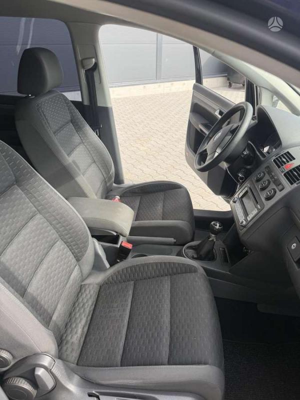 Melns Volkswagen Touran 2008 Šauļi, ar dzinēja tilpumu 1.90 L un nobraukumu 290 tūkst. km par 2450 €, foto 6 vietnē AUTOMOTO.COM.LV