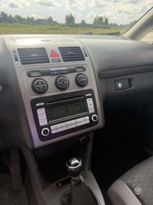 Melns Volkswagen Touran 2008 Šauļi, ar dzinēja tilpumu 1.90 L un nobraukumu 290 tūkst. km par 2450 €, foto 8 vietnē AUTOMOTO.COM.LV