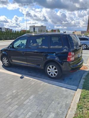 Melns Volkswagen Touran 2008 Jelgava, ar dzinēja tilpumu 2.00 L un nobraukumu 324 tūkst. km par 2400 €, foto 3 vietnē AUTOMOTO.COM.LV