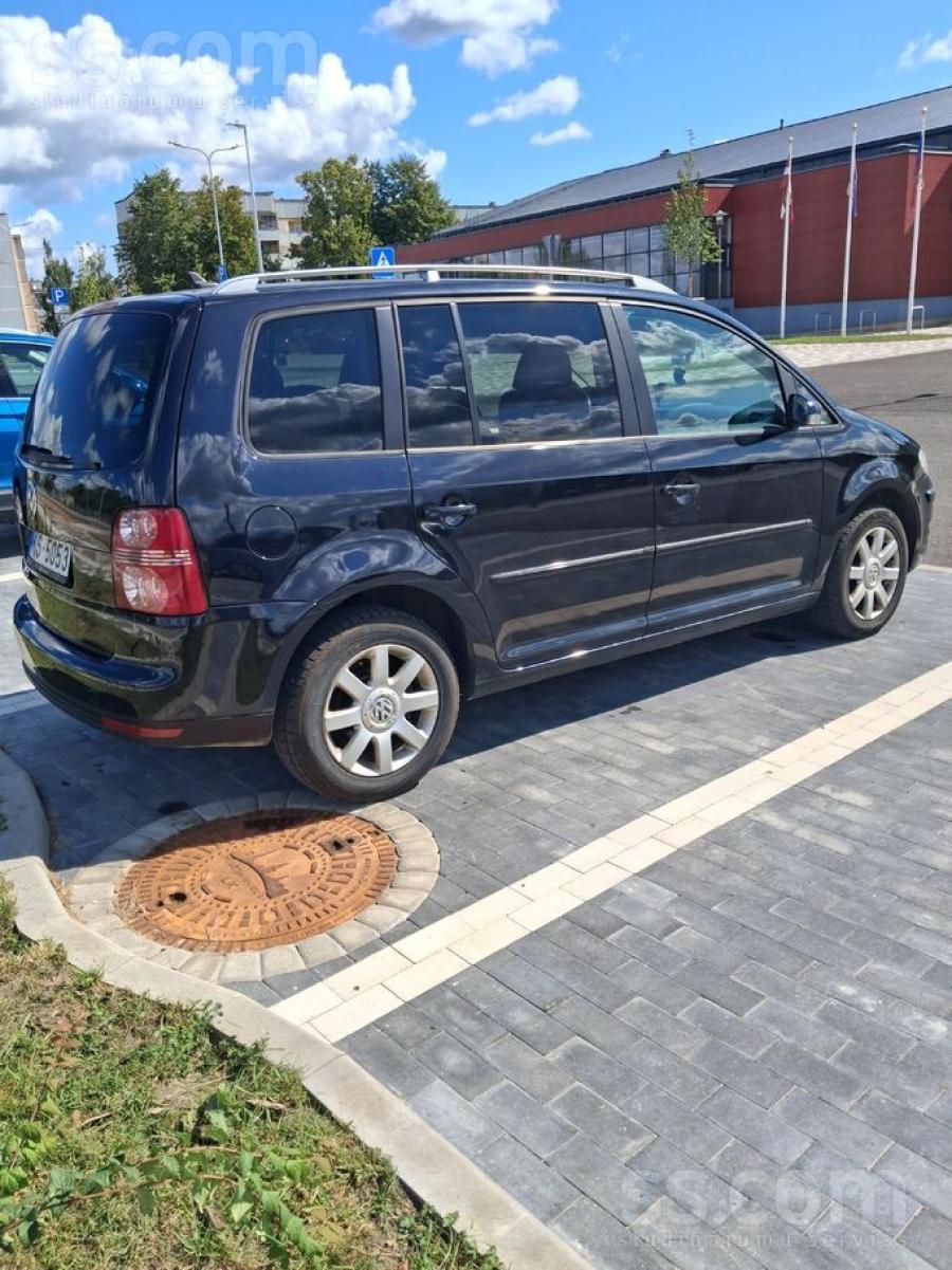 Melns Volkswagen Touran 2008 Jelgava, ar dzinēja tilpumu 2.00 L un nobraukumu 324 tūkst. km par 2400 €, foto 5 vietnē AUTOMOTO.COM.LV