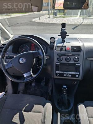 Melns Volkswagen Touran 2008 Jelgava, ar dzinēja tilpumu 2.00 L un nobraukumu 324 tūkst. km par 2400 €, foto 7 vietnē AUTOMOTO.COM.LV