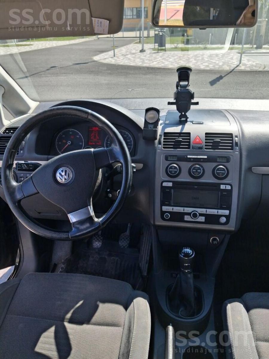 Melns Volkswagen Touran 2008 Jelgava, ar dzinēja tilpumu 2.00 L un nobraukumu 324 tūkst. km par 2400 €, foto 7 vietnē AUTOMOTO.COM.LV