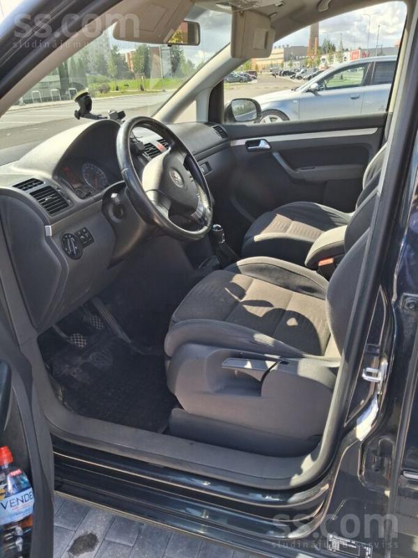 Black Volkswagen Touran 2008 in Jelgava, with an engine capacity of 2.00 L and mileage of 324 thousand km for 2400 €, photo 7 on AUTOMOTO.COM.LV