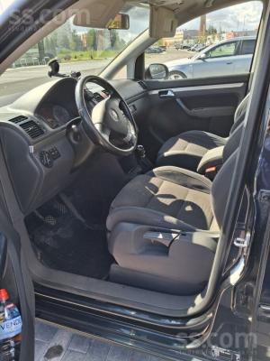 Melns Volkswagen Touran 2008 Jelgava, ar dzinēja tilpumu 2.00 L un nobraukumu 324 tūkst. km par 2400 €, foto 8 vietnē AUTOMOTO.COM.LV