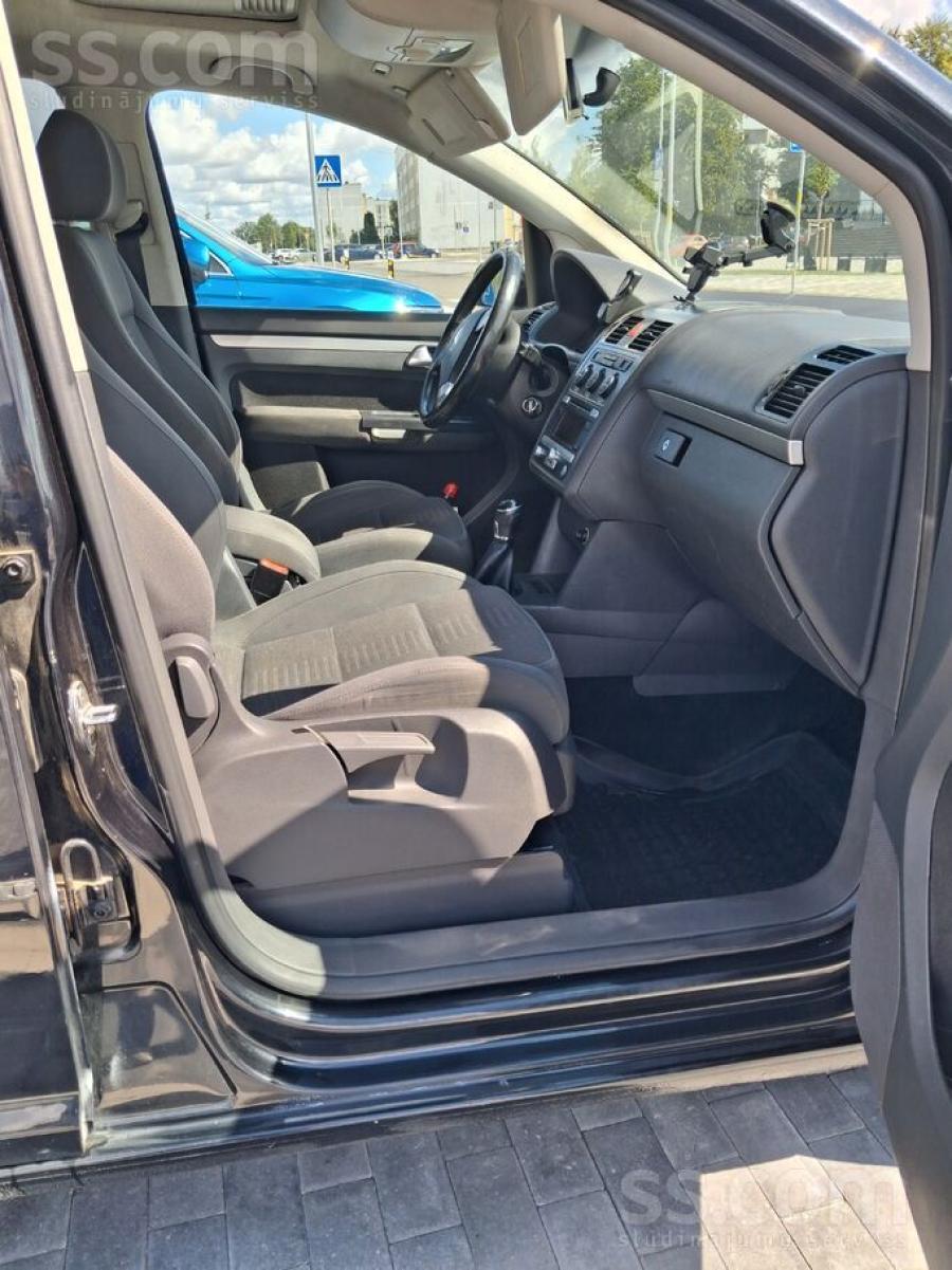 Melns Volkswagen Touran 2008 Jelgava, ar dzinēja tilpumu 2.00 L un nobraukumu 324 tūkst. km par 2400 €, foto 9 vietnē AUTOMOTO.COM.LV