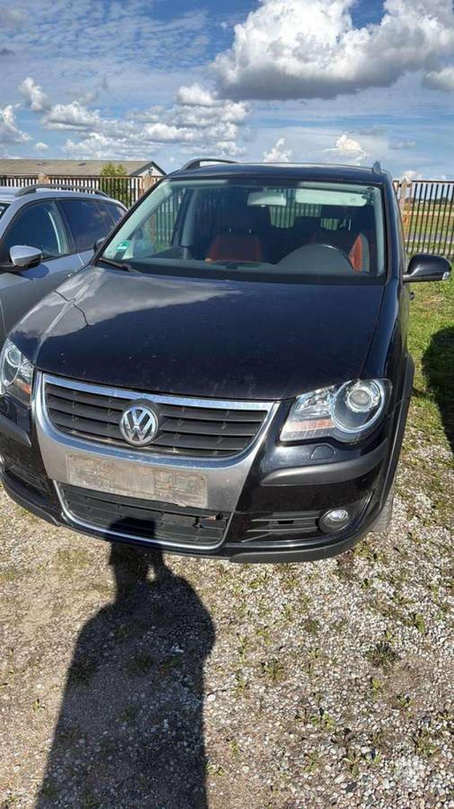 Black Volkswagen Touran 2008 in Jurbarkas, with an engine capacity of 1.97 L and mileage of 220 thousand km for 2999 €, photo 3 on AUTOMOTO.COM.LV