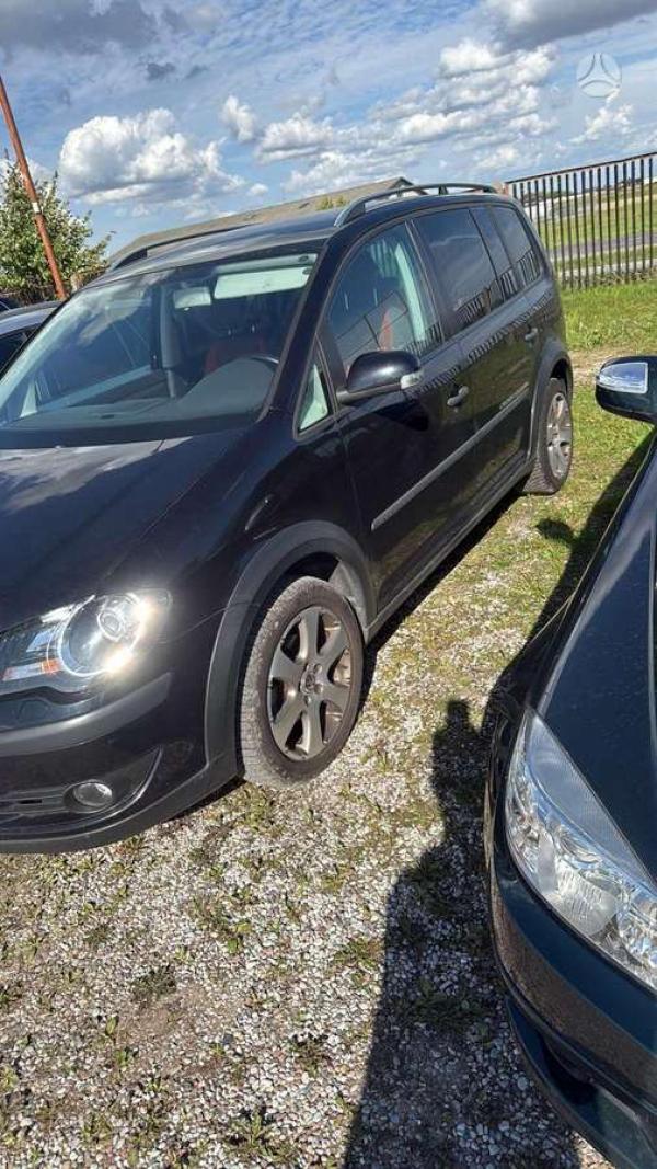 Black Volkswagen Touran 2008 in Jurbarkas, with an engine capacity of 1.97 L and mileage of 220 thousand km for 2999 €, photo 4 on AUTOMOTO.COM.LV