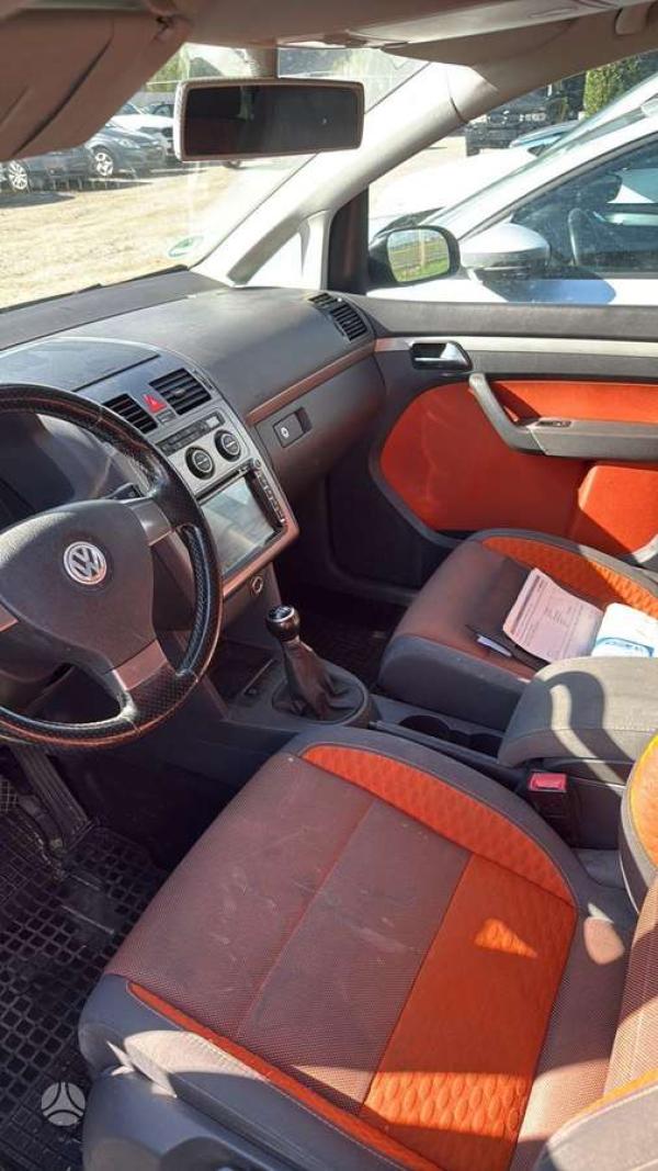 Black Volkswagen Touran 2008 in Jurbarkas, with an engine capacity of 1.97 L and mileage of 220 thousand km for 2999 €, photo 5 on AUTOMOTO.COM.LV