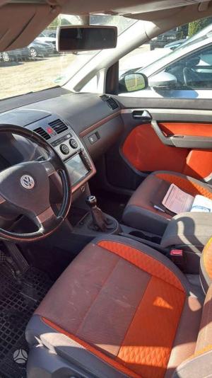 Black Volkswagen Touran 2008 in Jurbarkas, with an engine capacity of 1.97 L and mileage of 220 thousand km for 2999 €, photo 5 on AUTOMOTO.COM.LV