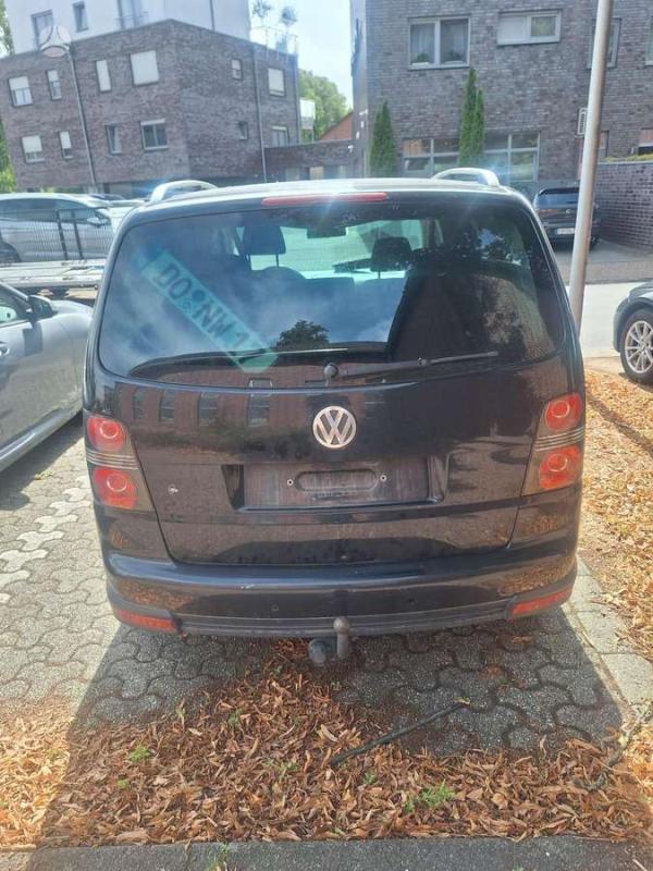 Black Volkswagen Touran 2008 in Jurbarkas, with an engine capacity of 1.97 L and mileage of 220 thousand km for 2999 €, photo 7 on AUTOMOTO.COM.LV