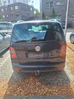 Black Volkswagen Touran 2008 in Jurbarkas, with an engine capacity of 1.97 L and mileage of 220 thousand km for 2999 €, photo 7 on AUTOMOTO.COM.LV