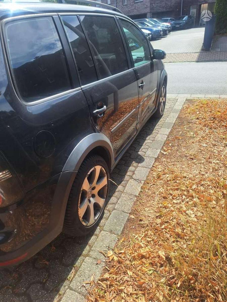 Black Volkswagen Touran 2008 in Jurbarkas, with an engine capacity of 1.97 L and mileage of 220 thousand km for 2999 €, photo 8 on AUTOMOTO.COM.LV