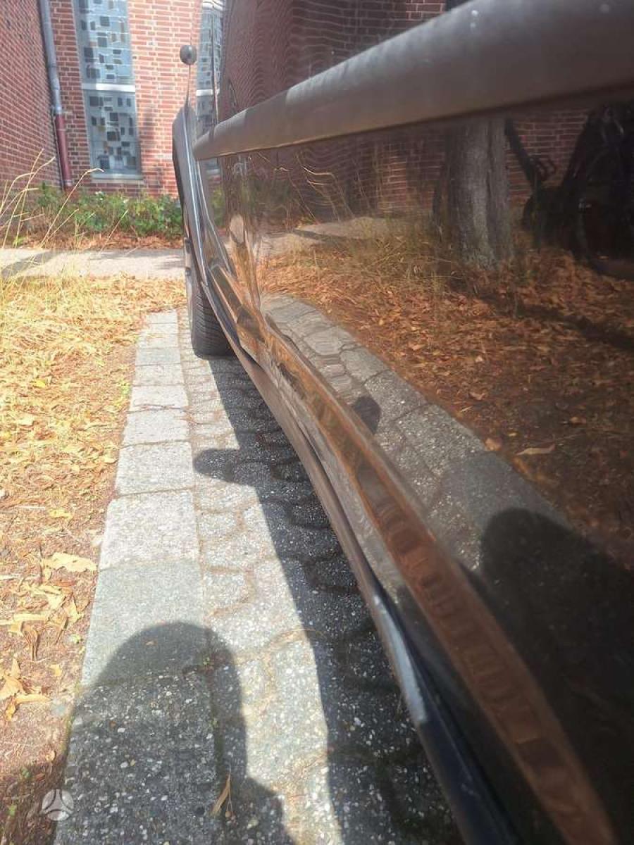 Black Volkswagen Touran 2008 in Jurbarkas, with an engine capacity of 1.97 L and mileage of 220 thousand km for 2999 €, photo 13 on AUTOMOTO.COM.LV