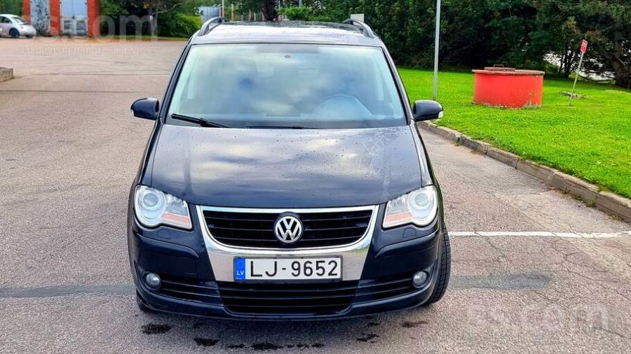 Melns Volkswagen Touran 2008 Cēsis, ar dzinēja tilpumu 1.90 L un nobraukumu 380 tūkst. km par 2200 €, foto 3 vietnē AUTOMOTO.COM.LV