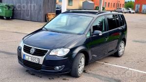 Melns Volkswagen Touran 2008 Cēsis, ar dzinēja tilpumu 1.90 L un nobraukumu 380 tūkst. km par 2200 €, foto 4 vietnē AUTOMOTO.COM.LV