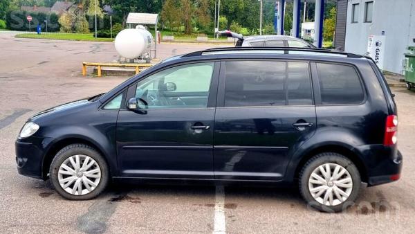 Melns Volkswagen Touran 2008 Cēsis, ar dzinēja tilpumu 1.90 L un nobraukumu 380 tūkst. km par 2200 €, foto 5 vietnē AUTOMOTO.COM.LV