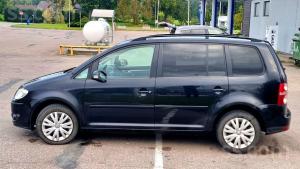 Melns Volkswagen Touran 2008 Cēsis, ar dzinēja tilpumu 1.90 L un nobraukumu 380 tūkst. km par 2200 €, foto 5 vietnē AUTOMOTO.COM.LV