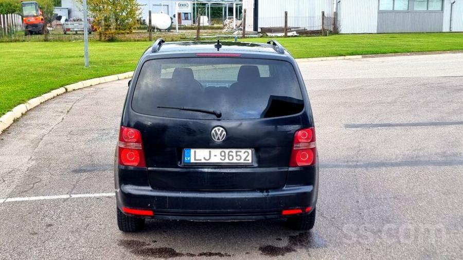 Melns Volkswagen Touran 2008 Cēsis, ar dzinēja tilpumu 1.90 L un nobraukumu 380 tūkst. km par 2200 €, foto 7 vietnē AUTOMOTO.COM.LV