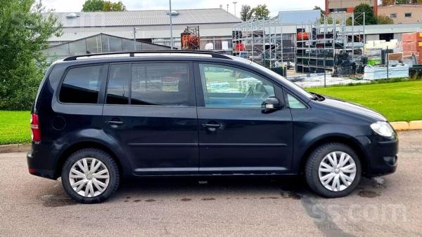 Melns Volkswagen Touran 2008 Cēsis, ar dzinēja tilpumu 1.90 L un nobraukumu 380 tūkst. km par 2200 €, foto 10 vietnē AUTOMOTO.COM.LV