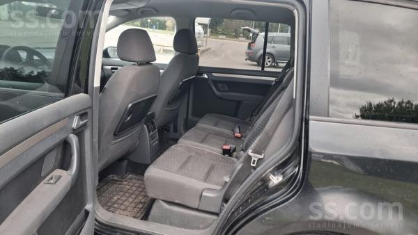 Melns Volkswagen Touran 2008 Cēsis, ar dzinēja tilpumu 1.90 L un nobraukumu 380 tūkst. km par 2200 €, foto 11 vietnē AUTOMOTO.COM.LV