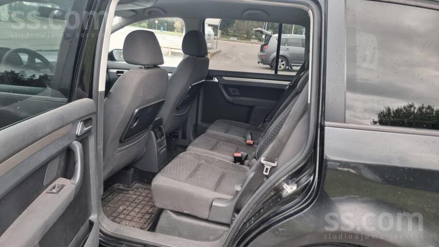 Melns Volkswagen Touran 2008 Cēsis, ar dzinēja tilpumu 1.90 L un nobraukumu 380 tūkst. km par 2200 €, foto 11 vietnē AUTOMOTO.COM.LV