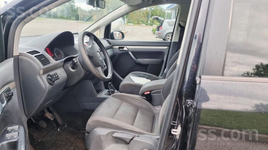 Melns Volkswagen Touran 2008 Cēsis, ar dzinēja tilpumu 1.90 L un nobraukumu 380 tūkst. km par 2200 €, foto 12 vietnē AUTOMOTO.COM.LV
