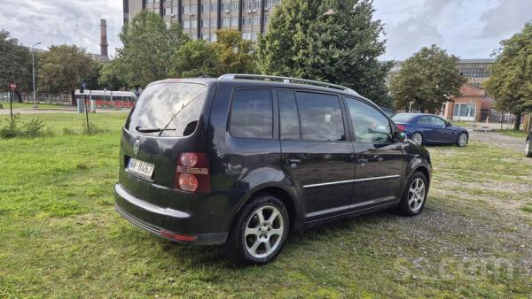 Melns Volkswagen Touran 2008 Liepāja, ar dzinēja tilpumu 1.40 L un nobraukumu 210 tūkst. km par 1450 €, foto 6 vietnē AUTOMOTO.COM.LV